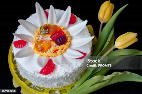 꽃잎과 젤리로 장식된 흰색 케이크와 검은 색 배경에 노란색 튤립 0명에 대한 스톡 사진 및 기타 이미지 0명 거품 내기 검은색 Istock