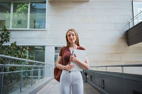 대학 캠퍼스에서 노트북과 폴더를 들고 있는 행복한 학생 소녀의 초상화 20 24세에 대한 스톡 사진 및 기타 이미지 20 24세 가방 감정 Istock
