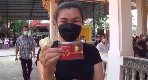 ฮือฮา เจ้าภาพงานศพ ทำดอกไม้จันทน์ซ่อนตัวเลข สุ่มแจกทองให้แขก 16 ราย