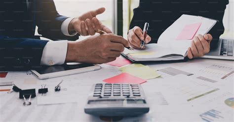 비즈니스 팀은 계산기 노트북 컴퓨터 노트북 및 디지털 태블릿을 사용하여 사무실에서 직장에서 새로운 프로젝트 및 분석 비즈니스 문서를 사용하여 작업 시작을 시작합니다 사업