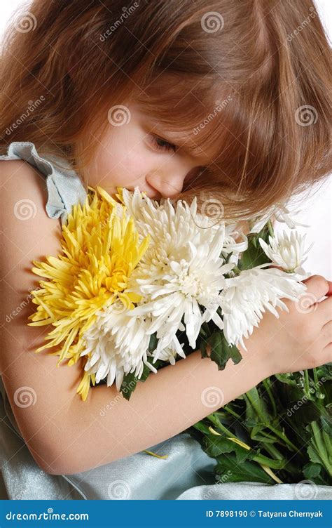 Nadenkend Meisje Met Bloemen Stock Foto Image Of Vrolijk Cadeau 7898190