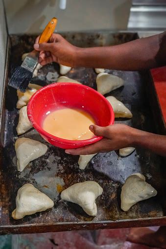 반죽 달걀 페이스트 밀가루 그릇 브러시 베이커리에서 굽기 위해 준비된 생식 구울 준비를하는 제빵사의 이미지 20 24세에 대한 스톡 사진 및 기타 이미지 Istock