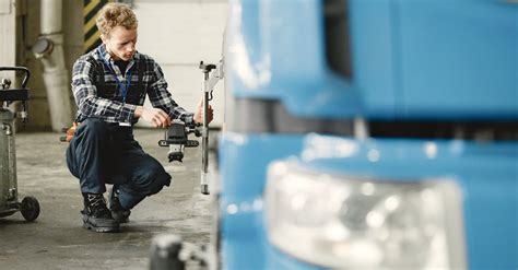 기계 공학 기계 장비 기계적인 작업 기술적인 일 도구 무거운 차량 무릎을 꿇은 자세 보수 브레이크 산업 환경 산업용 공구 상업용 차량 섀시 수리 수리