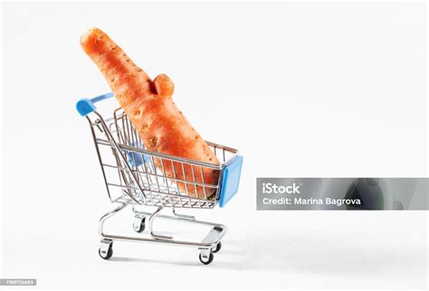 트렌디 한 못생긴 음식 개념입니다 흰색 배경에 장난감 식료품 카트에 재미 당근 이상한 모양의 야채 음식물 쓰레기의 문제 농업에 대한 스톡 사진 및 기타 이미지 Istock