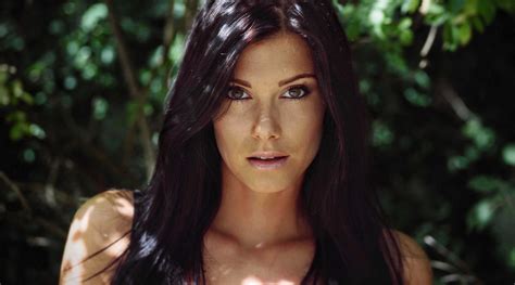 배경 화면 얼굴 야외 여성 여자들 초상화 긴 머리 갈색 머리의 열린 입 사진술 흑발 유행 사람 피부 얼룩덜룩 한 햇빛 소녀 아름다움 미소 눈