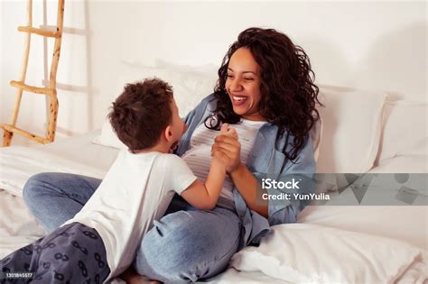젊은 예쁜 아프리카 아메리카 어머니 와 아들 에 침대 에 아침 재생 행복 한 가족 라이프 스타일 사람들 개념 가정의 방에 대한 스톡 사진 및 기타 이미지 Istock