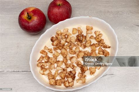 사과 케이크를 굽기 위한 혼합 재료 사과 파이를위한 단계별 제조법 단계 4 계단에 대한 스톡 사진 및 기타 이미지 계단 과일 날것 Istock