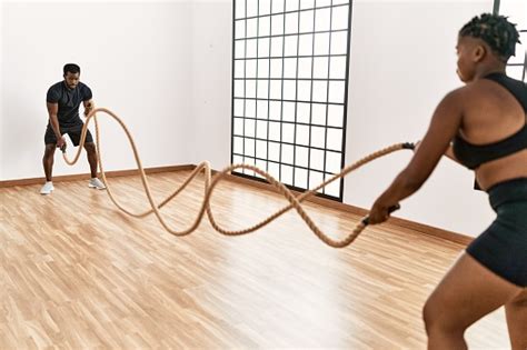 스포츠 센터에서 전투 로프와 젊은 아프리카 계 미국인 스포티 한 커플 훈련 2명에 대한 스톡 사진 및 기타 이미지 2명 건강한 생활방식 남성 Istock