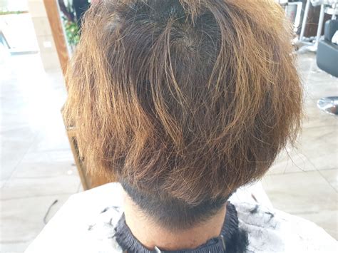 이제는 올리기도 넘부끄러운 우리 원장님들께서 너무나 쉽게 하고계시고 저보다 훨씬 잘하고계시는 염색모발과 탈색 모발이 섞여있는