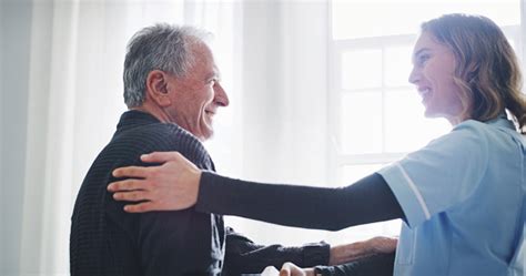 노인 환자를 돕는 간호사 재택 간호 및 지원 친절 및 요양원의 의료 상담 컨설팅 간병인 의료 종사자 및 치료사 노인 노인 및 행복한 양로원 2명에 대한 스톡 사진 및 기타