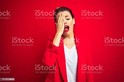 빨간 고립 된 배경 위에 서있는 젊은 아름다운 비즈니스 여성은 손으로 반 얼굴 눈 입을 덮는 피곤한 하품 얼굴은 통증으로 아프다 가리기에 대한 스톡 사진 및 기타 이미지