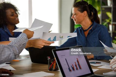 비즈니스 동료가 회의 중에 검토할 문서를 서로 건네는 경우 25 29세에 대한 스톡 사진 및 기타 이미지 25 29세 35 39세 40 44세 Istock