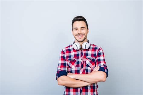 캐주얼 옷 순수 배경에 교차 팔으로 서 큰 흰 현대 이어폰에에서 명랑 Brunet 젊은이의 초상화 헤드폰에 대한 스톡 사진 및 기타 이미지 Istock