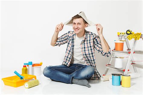 재건축 아파트 룸 흰색 배경에 고립에 대 한 악기와 함께 바닥에 앉아 신문 모자에 재미 행복 웃는 남자 벽지 액세서리를 붙이기