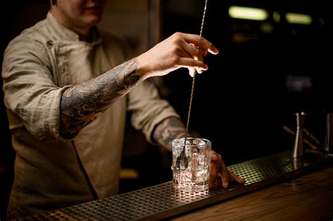 긴 바 숟가락을 들고 바에서 남자 구식 유리에 얼음 조각을 저어 각얼음에 대한 스톡 사진 및 기타 이미지 각얼음 고풍스런