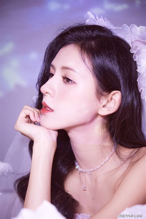 张予曦身穿抹胸连衣裙，娇美迷人如同仙女 搜狐大视野 搜狐新闻