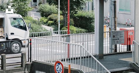 흰색 트럭 한 대가 역에 주차되어 있습니다 사진 Unsplash의 무료 여행하다 이미지