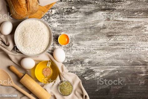 수제 소박한 빵 밀가루 계란 올리브 오일 나무 배경에 롤링 핀과 허브와 그릇 부엌에 대한 스톡 사진 및 기타 이미지 부엌 오븐에 굽기 0명 Istock