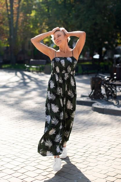 Женщина в полный рост в красивом сарафане Бесплатно Фото