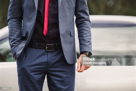 자동차의 배경에 빨간색 넥타이와 어두운 비즈니스 정장에 성공적인 사업 세련 된 남자입니다 유행 시계 손에 20 29세에 대한 스톡 사진 및 기타 이미지 Istock