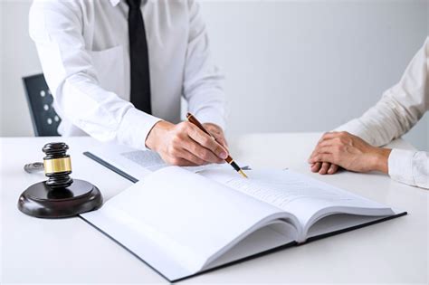 기업인 이나 변호사 계약 계약을 논의 하는 팀 회의 문서 정의 배경 법적 법률 조언 및 정의 개념에 법률 사무소에서 변호사와 판사 망치 경영자에 대한 스톡 사진 및 기타