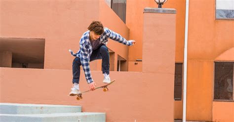 10대 갈다 거리 건물 건축 공연 공중 균형 기술 다이나믹한 도시 도시의 레크리에이션 모험 문화 수평의 스니커즈 스케이트 타는 사람 스케이트