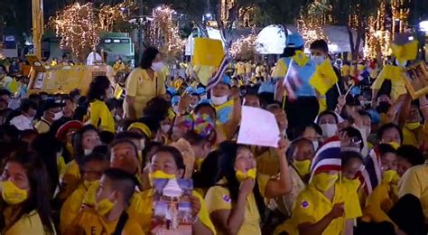 ในพระราชสำนัก ในหลวง พระราชินีเสด็จฯ ทรงเป็นประธานพิธีจุดเทียนมหามงคล ประมวลภาพ