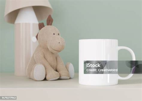 하얀 아이 머그잔 조롱 디자인 광고 로고에 대 한 빈 템플릿입니다 클로즈업 보기 공간을 복사합니다 어린이 방에 서있는 컵 장난스러운 컵 모형 3d 렌더링 머그에 대한 스톡