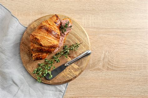 나무 접시에 간 파테와 크루아상 칼과 향기로운 신선한 백리향의 프레임에 위에서 볼 수 있습니다 텍스트 아래에 여유 공간이 있습니다 건강한 생활방식에 대한 스톡 사진 및 기타