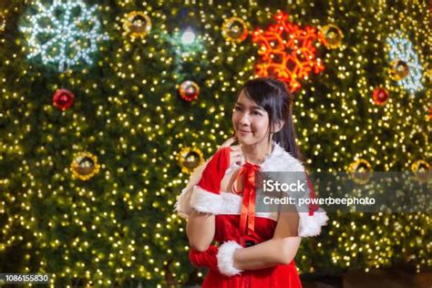 행복 하 게 웃는 산타 소녀 크리스마스 트리 배경 축 하 크리스마스와 새 해 축제와 붉은 양복에 귀 엽 다 건강한 생활방식에 대한 스톡 사진 및 기타 이미지 Istock