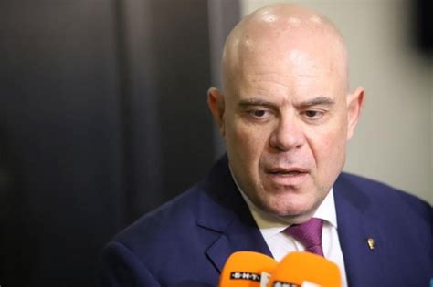 Иван Гешев Мартин Нотариуса е трeторазряден измамник защо не правят комисия за Алексей Петров