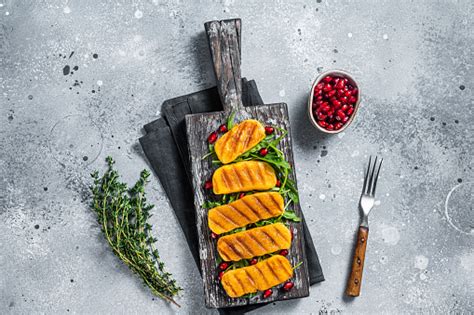 나무 판에 아루굴라와 바베큐 그릴 할로미 치즈 회색 배경 위쪽 보기 치즈에 대한 스톡 사진 및 기타 이미지 치즈 건강한 식생활 검은색 Istock