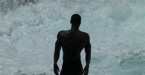 나체 남자 뒷모습 물 물을 튀기다 벌거벗은 사람 상반신을 드러낸 상의 탈의 서 있는 수직 쐈어 폭포에 관한 무료 스톡 사진