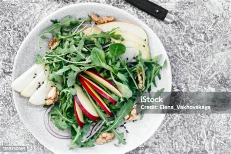 식탁에 접시에 아루굴라 양파 견과류를 곁들인 신선한 사과 채식 샐러드 건강관리와 의술에 대한 스톡 사진 및 기타 이미지 건강관리와 의술 건강한 생활방식 건강한 식생활