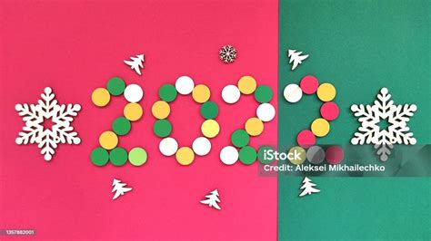 빨간색과 녹색 배경에 아이 나무 모자이크에서 여러 가지 빛깔의 숫자 2022 0명에 대한 스톡 사진 및 기타 이미지 0명 12월 31일 2022년 Istock