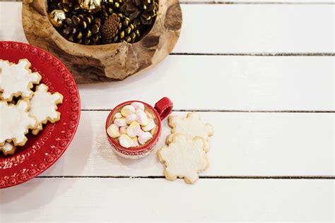 핫 마쉬 멜 로우 캔디와 초콜릿 크리스마스 쿠키 눈송이와 골든 콘 모양입니다 흰색 나무 배경입니다 상위 뷰 0명에 대한 스톡 사진 및 기타 이미지 Istock