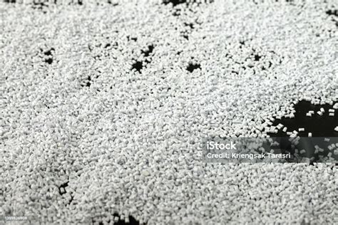 목재 배경에 흰색 플라스틱 구슬 폴리머 비드 또는 폴리머 수지 폴리머 팔레트 석유 화학 식물에서 제품 과립 폴리머 개체 그룹에