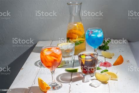 밝은 배경에 많은 다른 칵테일 믹솔로지와 밤문화 개념 컬러 알코올 및 무알코올 칵테일 0명에 대한 스톡 사진 및 기타 이미지 0명 감귤류 과일 개체 그룹 Istock