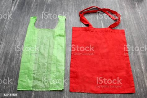 7월 3일 일회용 비닐 봉지를 줄이고 책임있는 소비를 촉진하기 위해 국제 비닐 봉지 무료 의 날을 기념합니다 0명에 대한 스톡 사진 및 기타 이미지 Istock