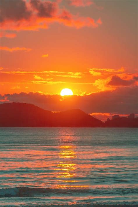 호수 근처에 서있는 사람 · 무료 스톡 사진