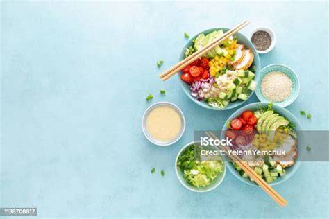 런치 그릇에 구운 야채 고기 쌀과 아보카도 오이 옥수수 토마토와 양파의 신선한 샐러드 닭고기에 대한 스톡 사진 및 기타 이미지 Istock