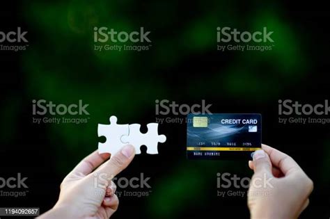 손과 신용 카드 온라인 비즈니스 운영 및 무현금 구매 쇼핑을위한 신용 카드 아이디어 개념에 대한 스톡 사진 및 기타 이미지 개념 개념과 주제 고객 Istock