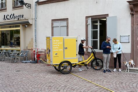 프랑스 우체국의 유서 깊은 구시가지에서 우편물을 배달하는 편지 배달부 우체부에 대한 스톡 사진 및 기타 이미지 Istock