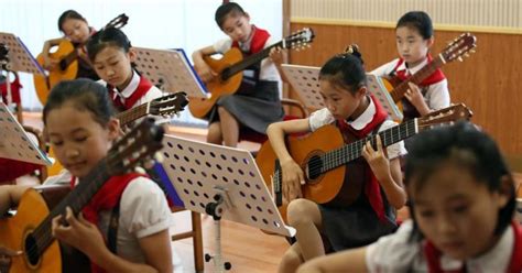 만경대학생소년궁전에서 연주하는 북한 소녀들