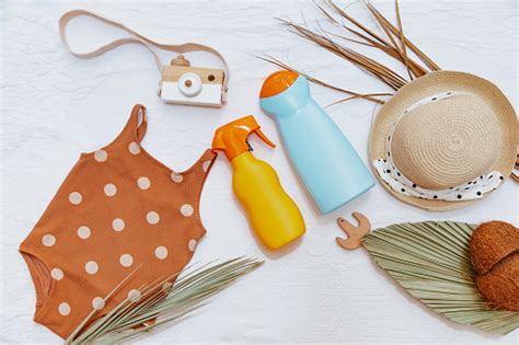 어린이 장난감과 해변 액세서리와 자외선 차단제 로션 병 어린이를 위한 스킨 케어 및 보호 컨셉 플랫 레이 상단 보기 0명에 대한 스톡 사진 및 기타 이미지 Istock