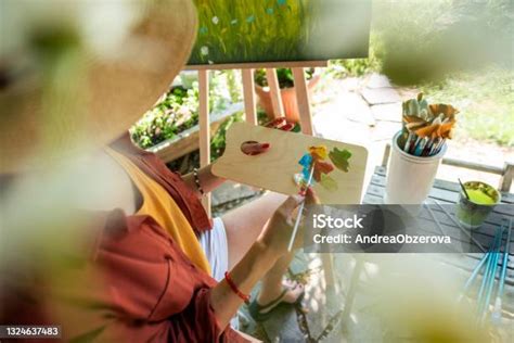 그녀의 정원에서 야외에서 그녀의 예술 캔버스 그림을 작업 젊은 여성 예술가 마음 챙김 예술 치료 창의력과 창조적 인 취미 개념 35 39세에 대한 스톡 사진 및 기타 이미지