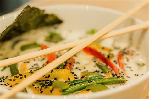 아시아 수프 코코넛 밀크와 향신료와 야채 톰 얌 스타일 요리 태국에서 일반적인입니다 젓가락으로 태국 음식 그릇에 대한 스톡 사진 및 기타 이미지 Istock