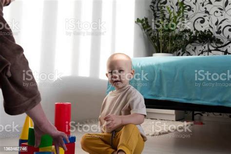 어린 소년과 그의 아빠는 방 의 내부에 파란색 담요에 바닥과 침대에서 장난감을 가지고 즐겁게 놀고있다 2 3 살에 대한 스톡 사진 및 기타 이미지 Istock