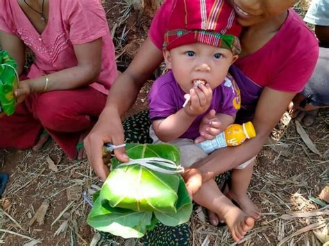 ဒီးမော့ဆိုတွင် စစ်တပ်က လေကြောင်းဖြင့် ဗုံးကျဲခြင်းကြောင့် တိမ်းရှောင်လာသည့် ပြည်သူများကို