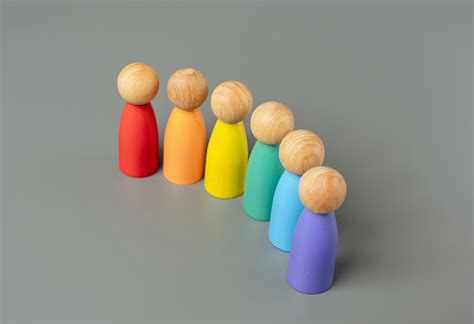 Lgbt 무지개 색을 가진 사람들 성적 소수자의 권리와 자유를 보호합니다 관용과 사회적 수용성을 촉진합니다 프라이드의 달 6월 0명에 대한 스톡 사진 및 기타 이미지